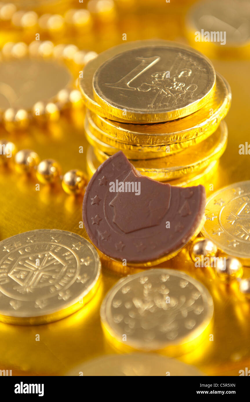 Golden chocolate euro coins on gold plate Stock Photo - Alamy