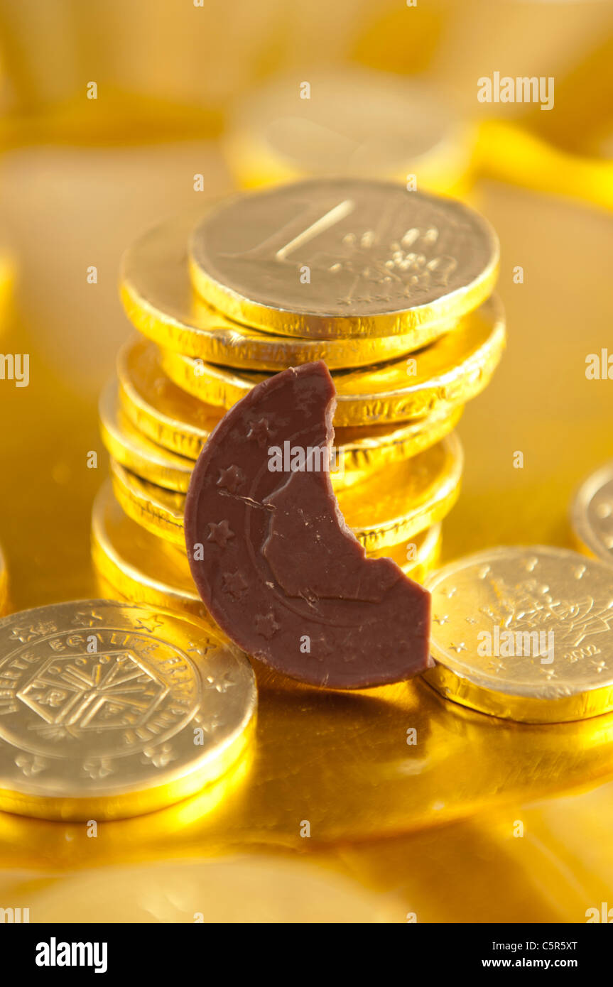 Golden chocolate euro coins on gold plate Stock Photo - Alamy
