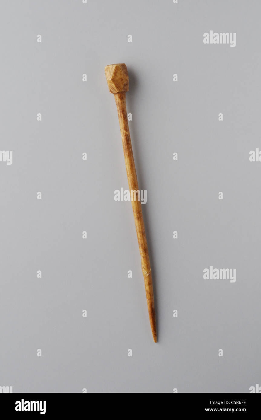 Hairpin ( Acus crinalis ) made bone with quadrangular head. 10 x 0, 7 ...