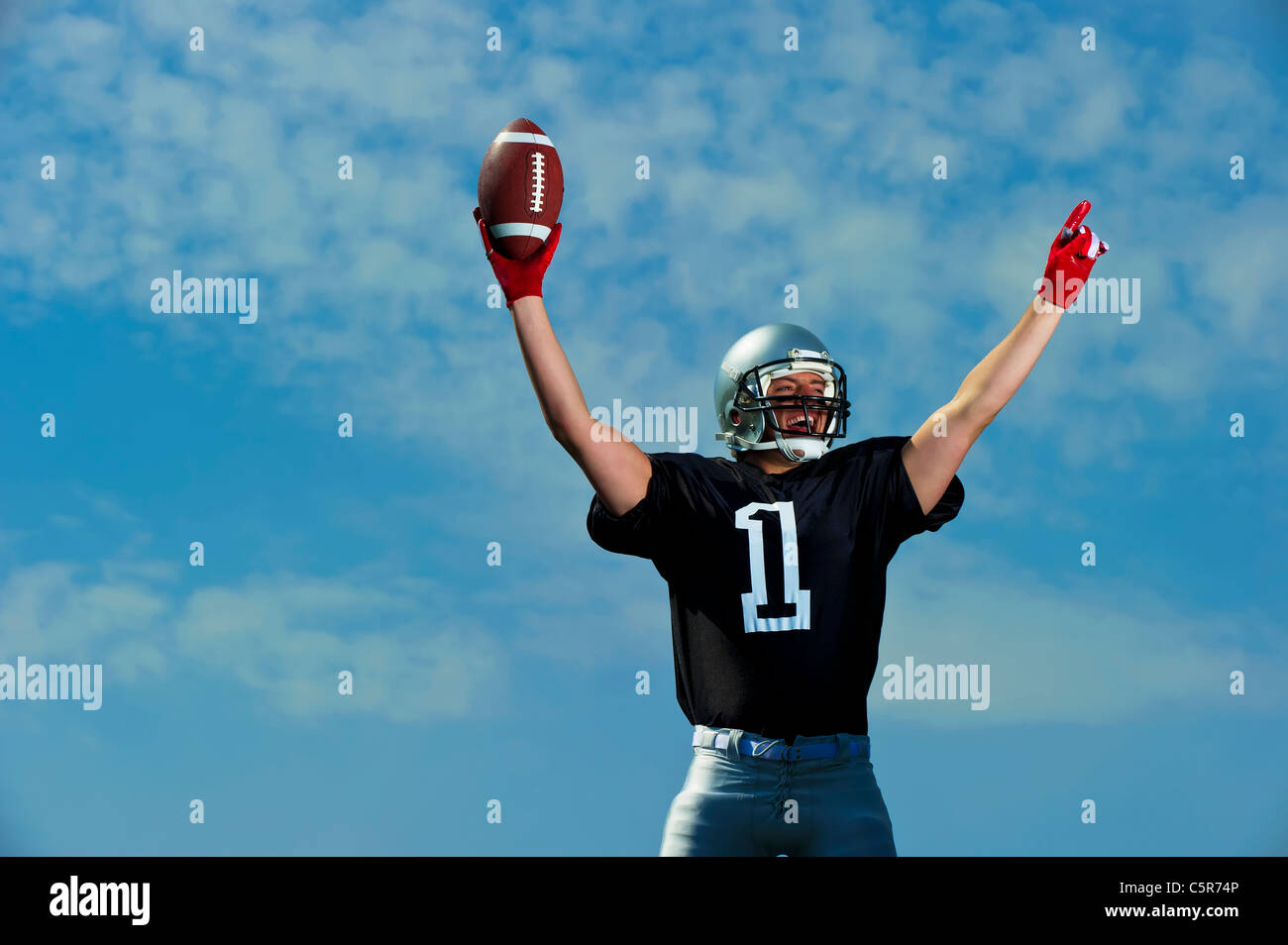American footballer hi-res stock photography and images - Alamy