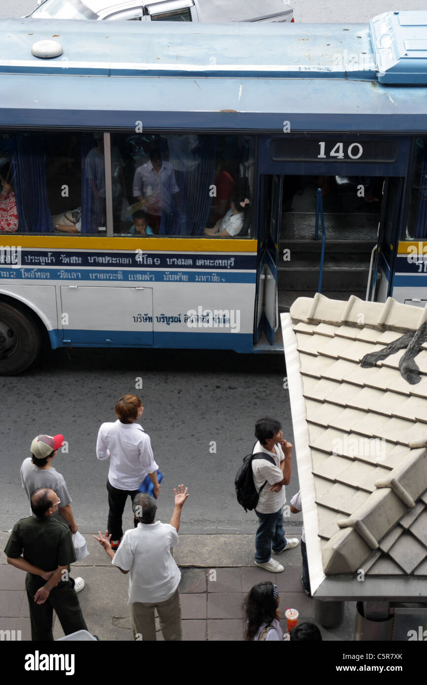 People waiting at bus stop in Bangkok Stock Photo - Alamy