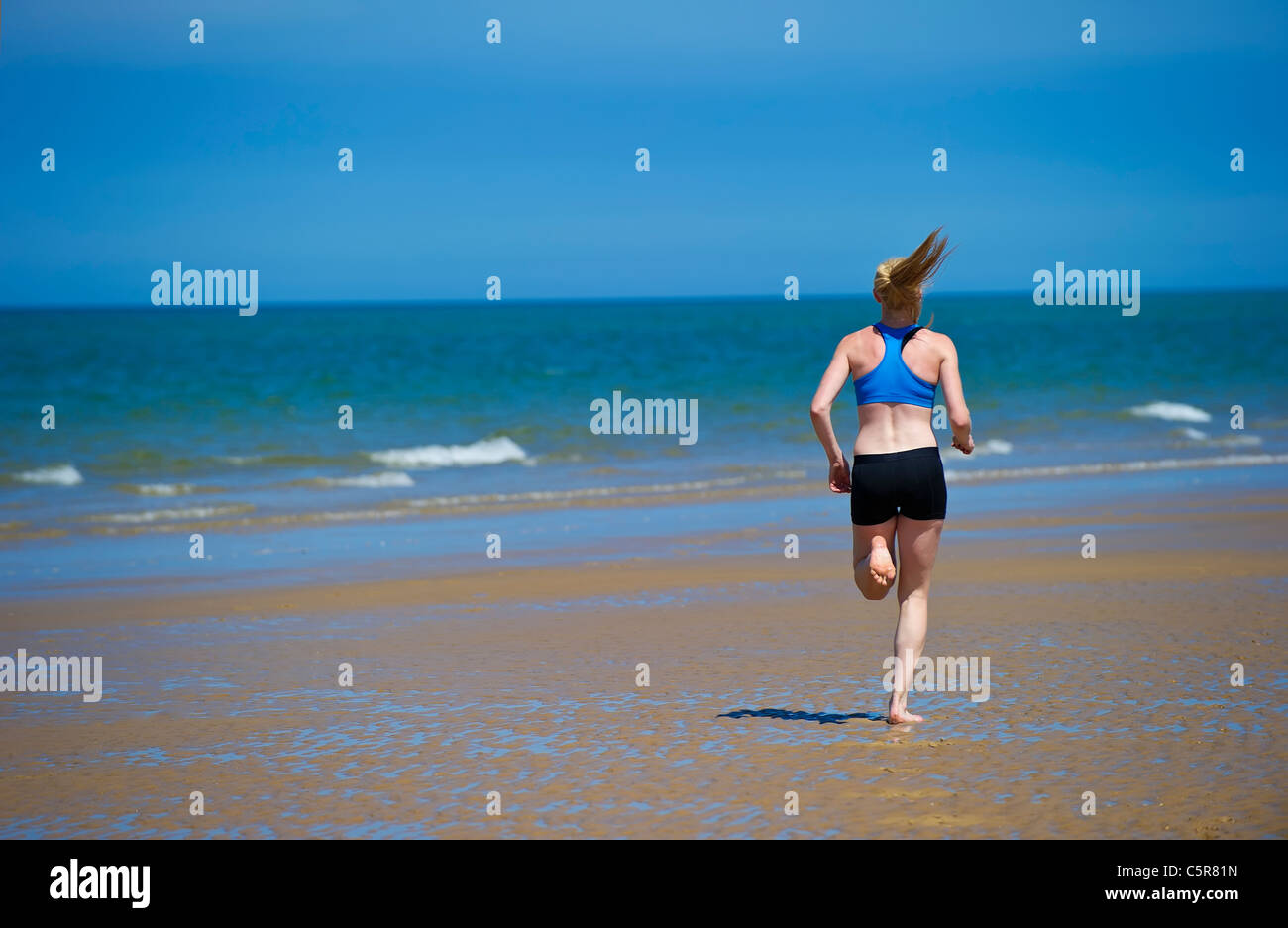 Running along the seashore hi-res stock photography and images - Alamy