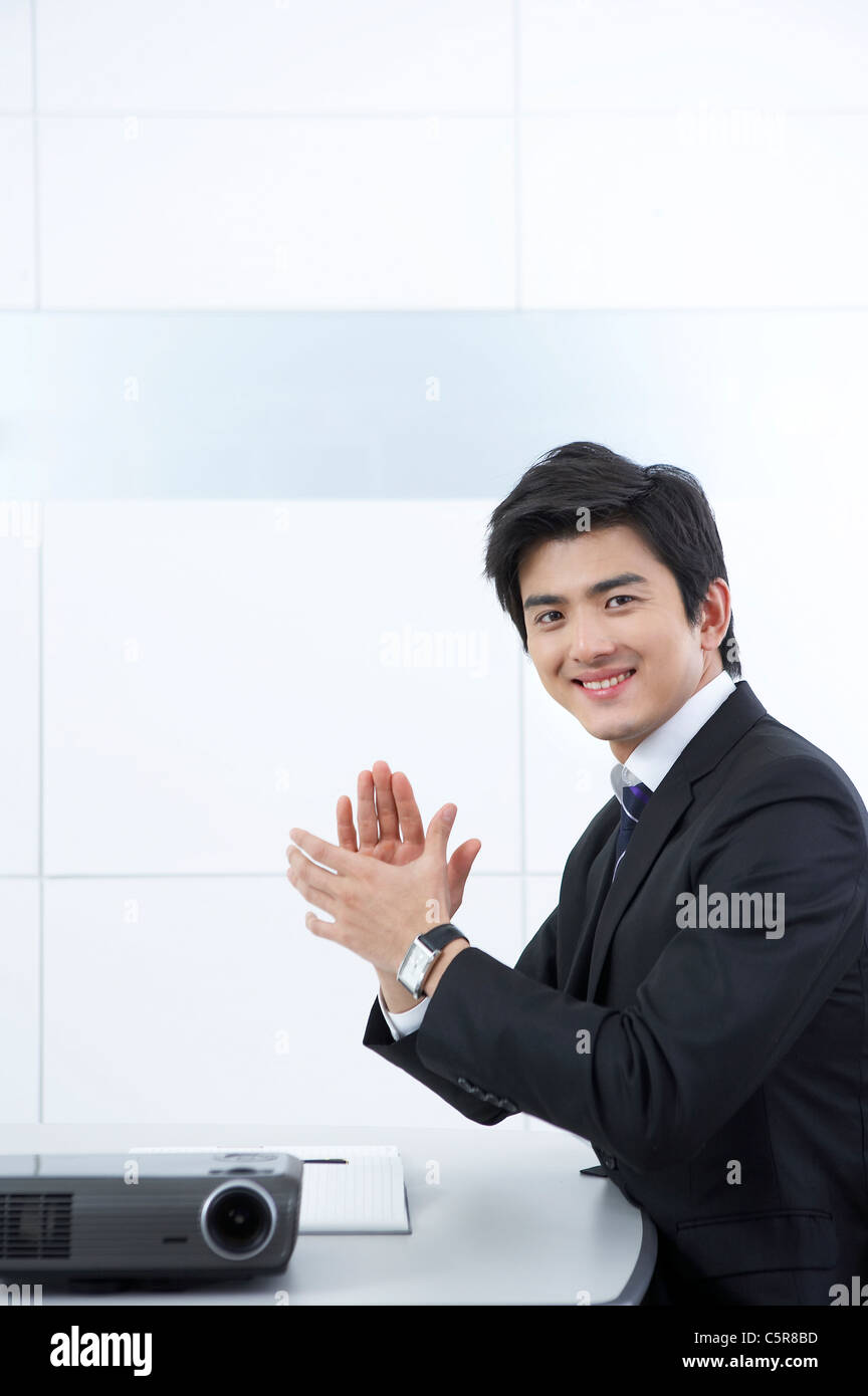 A man clapping hands sitting at a table Stock Photo - Alamy