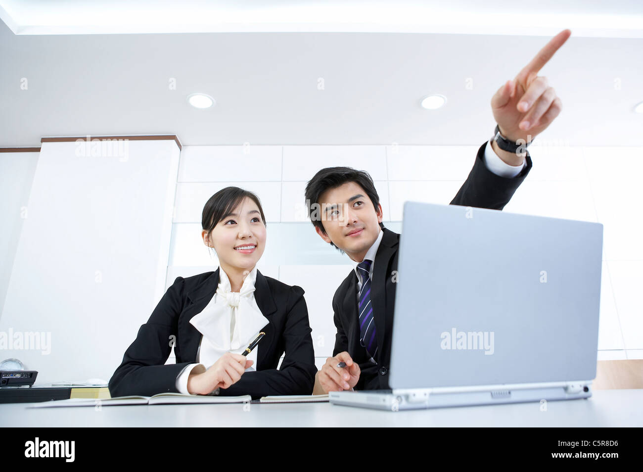 Pointing same direction hi-res stock photography and images - Alamy