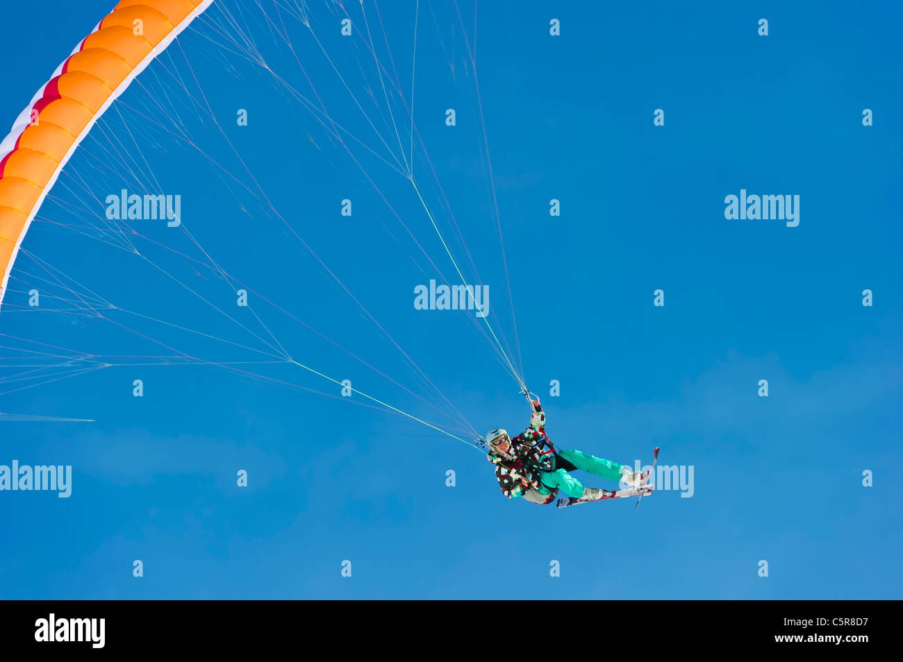 A female Paraglider in a high powered turn smiles Stock Photo - Alamy