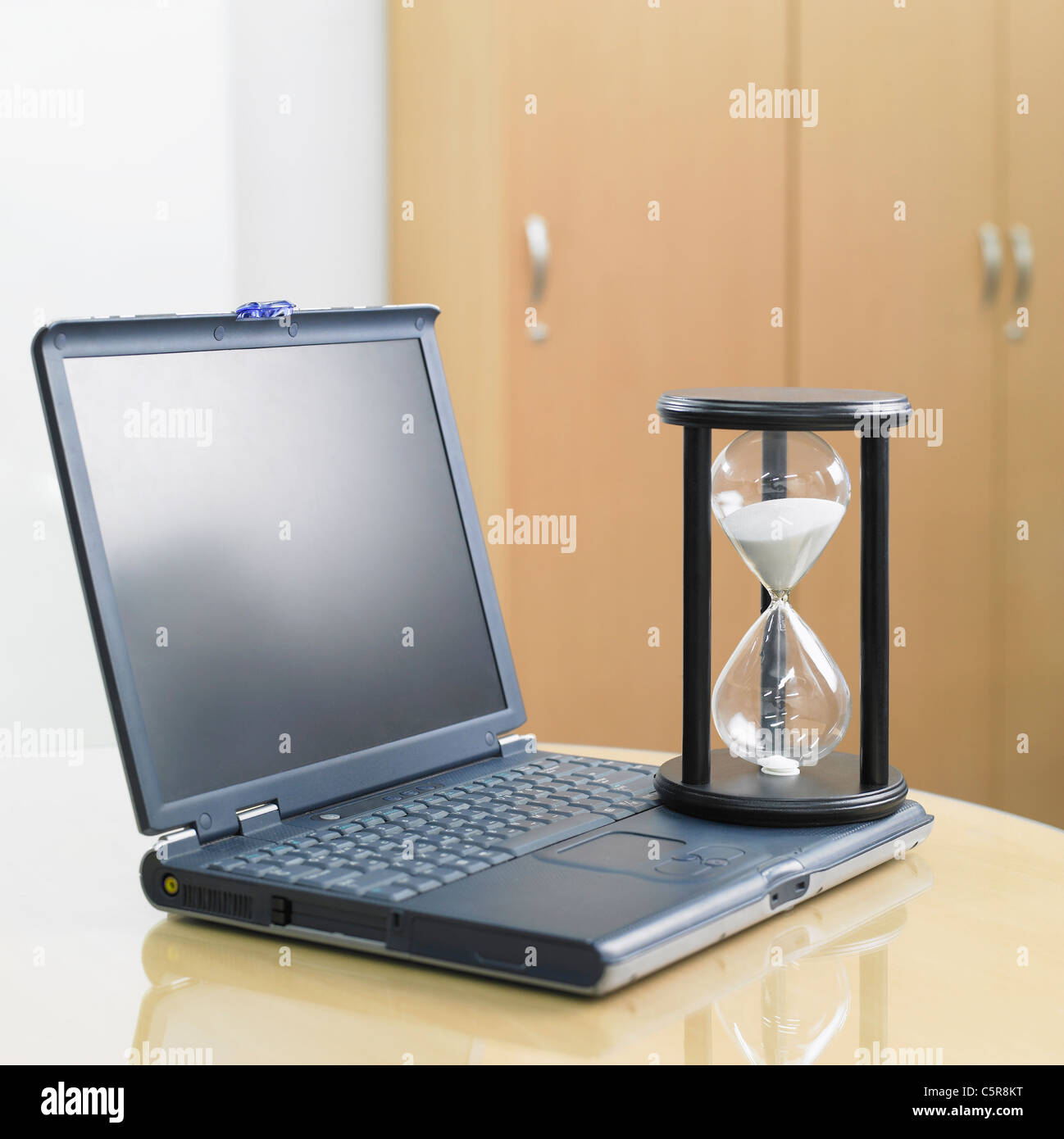 Hourglass laptop hi-res stock photography and images - Alamy