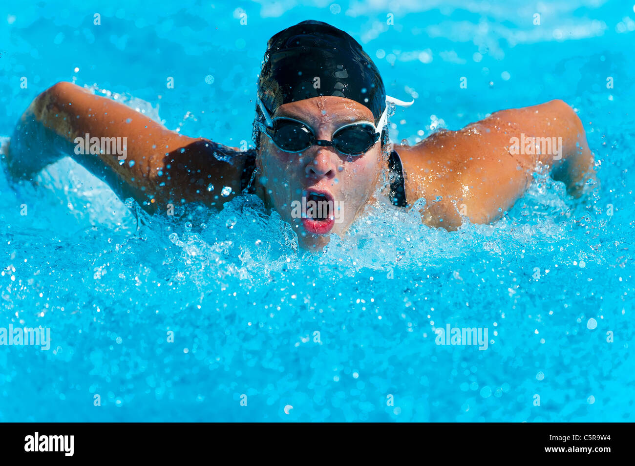 Female swimmer swimming butterfly hi-res stock photography and images ...