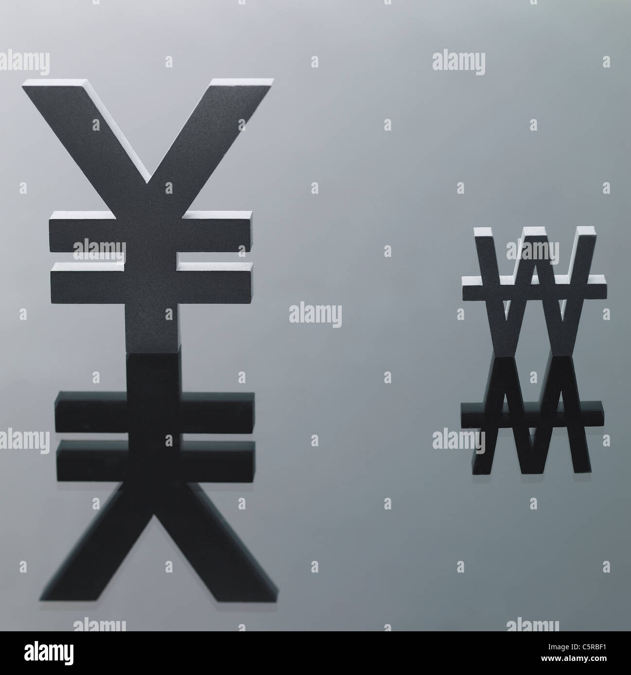 Yen currency symbol hi-res stock photography and images - Alamy
