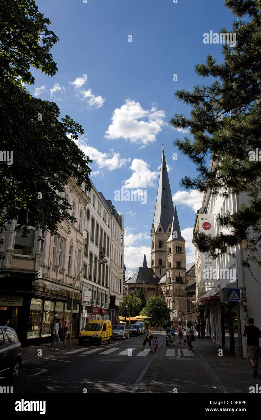 Germany, North Rhine-Westphalia, Bonn, City life with Bonner minster in ...