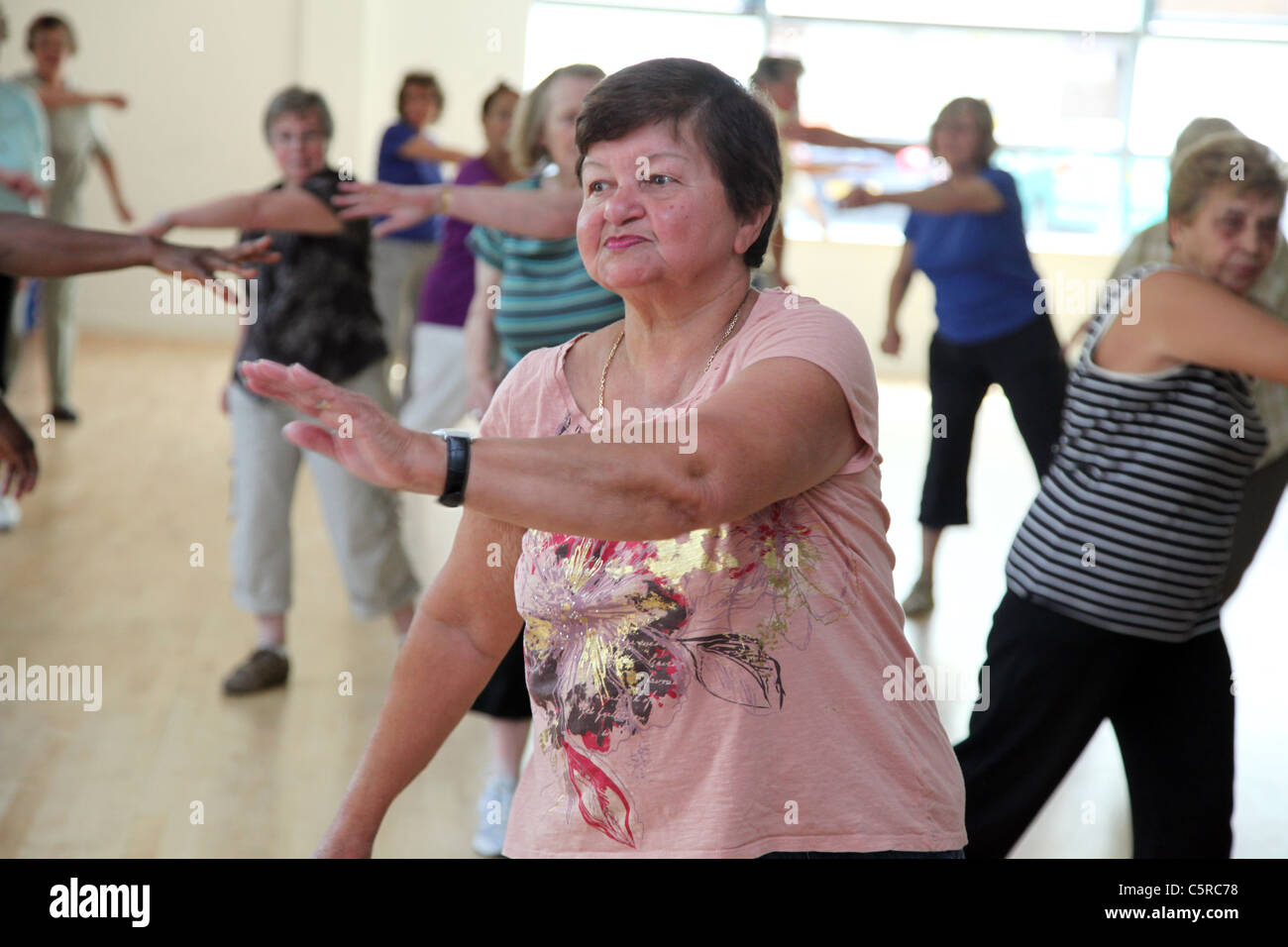 Keep fit class hi-res stock photography and images - Alamy