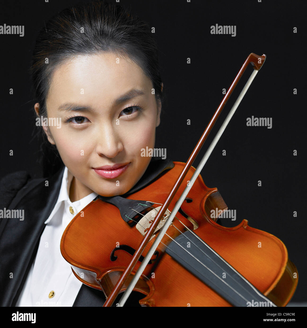 Woman playing a violin hi-res stock photography and images - Alamy