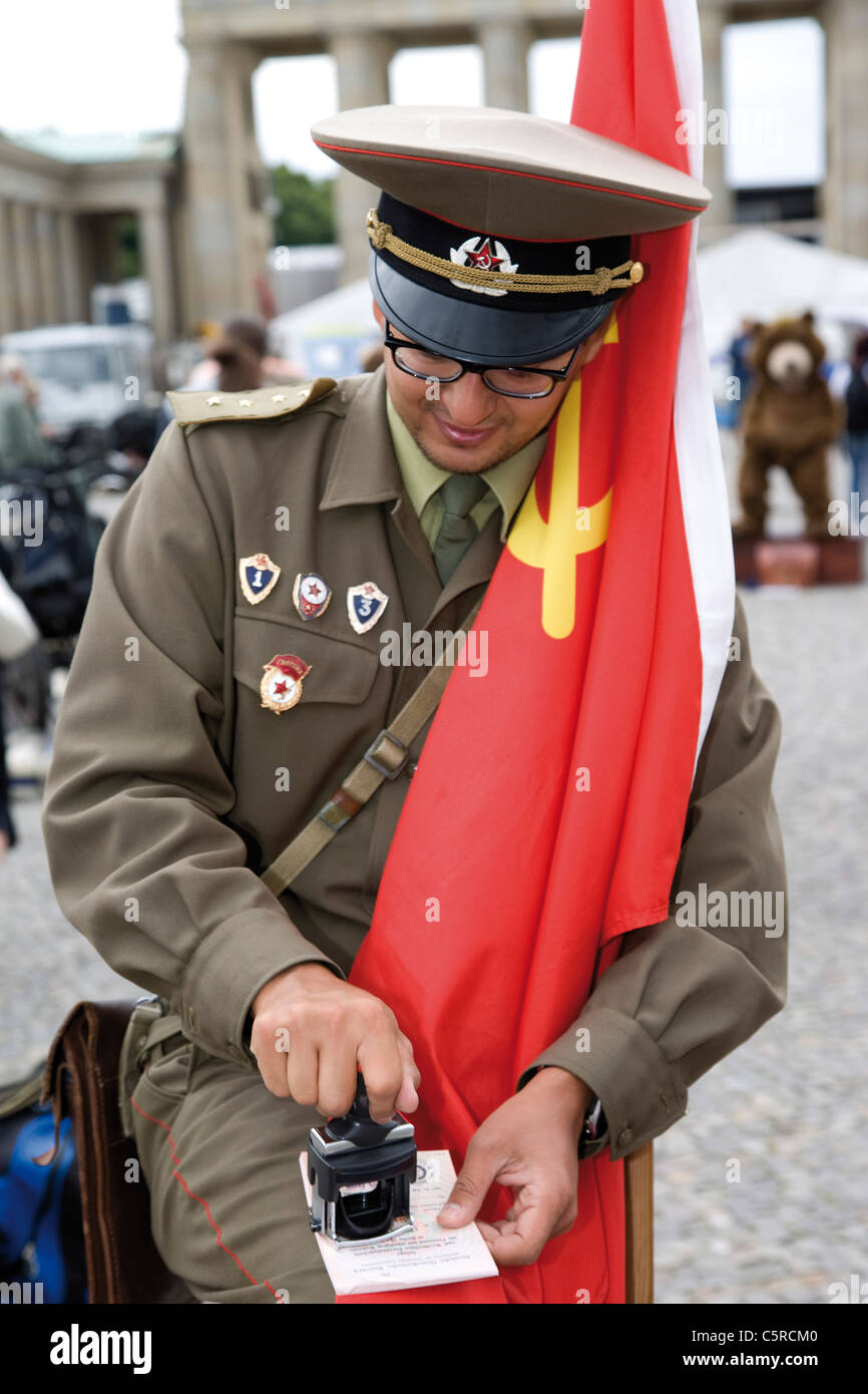 Soviet soldier flag berlin hi-res stock photography and images - Alamy