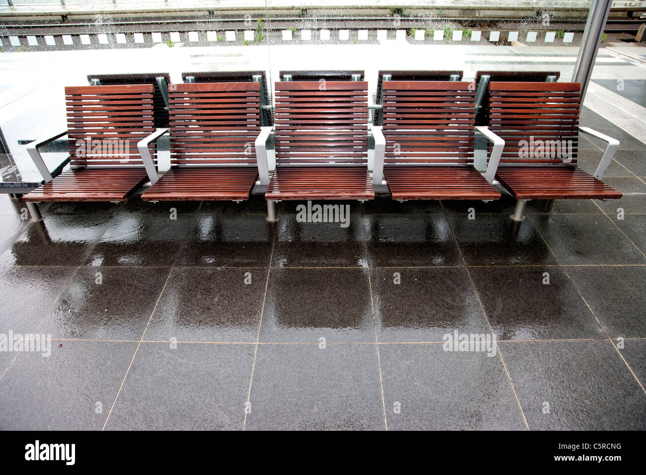 Train station platform seats hi-res stock photography and images - Alamy
