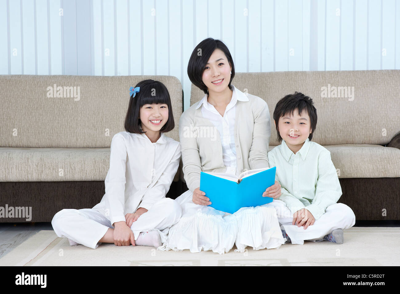 A family reading a book together Stock Photo - Alamy