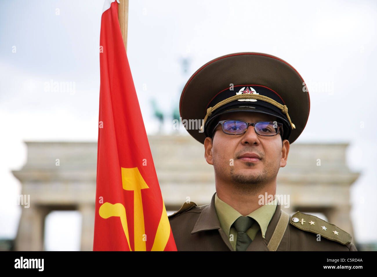 Soviet soldier flag berlin hi-res stock photography and images - Alamy