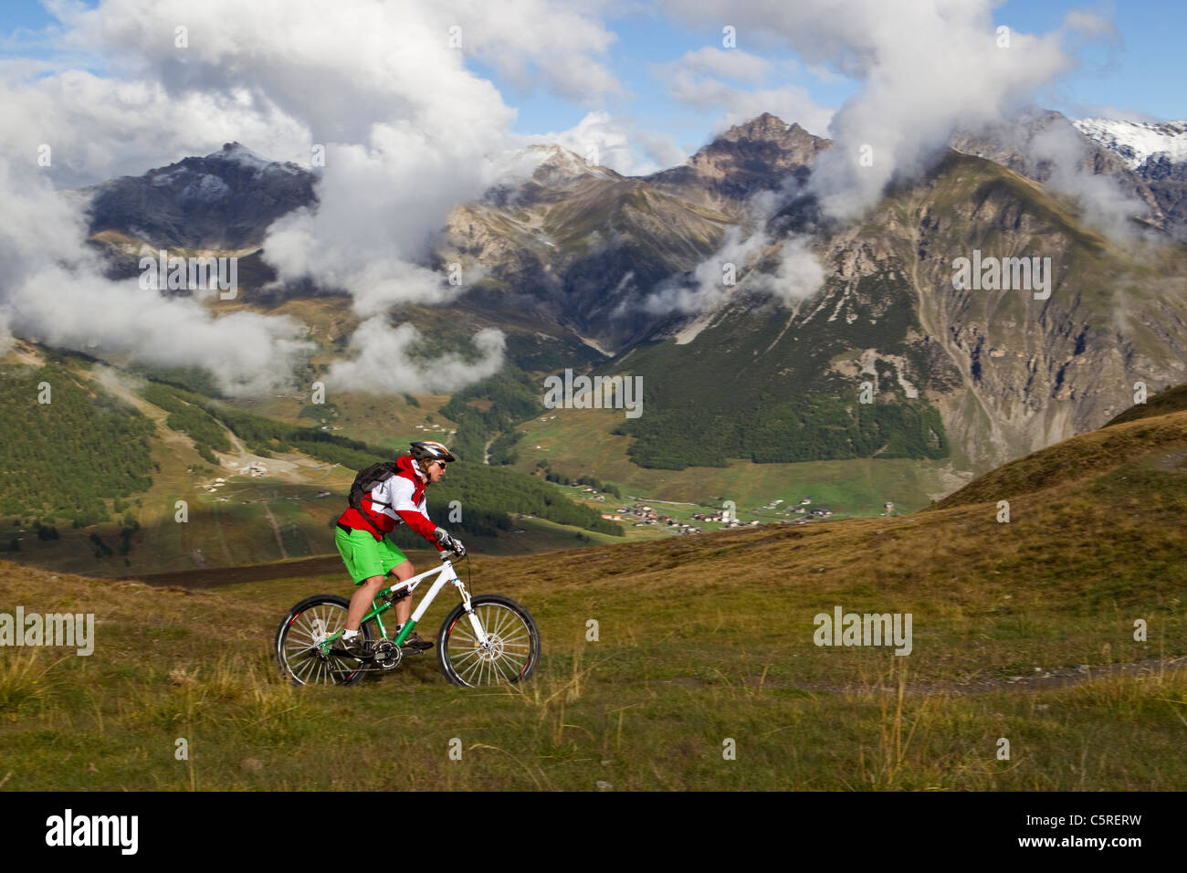 Woman bike italy hi-res stock photography and images - Alamy