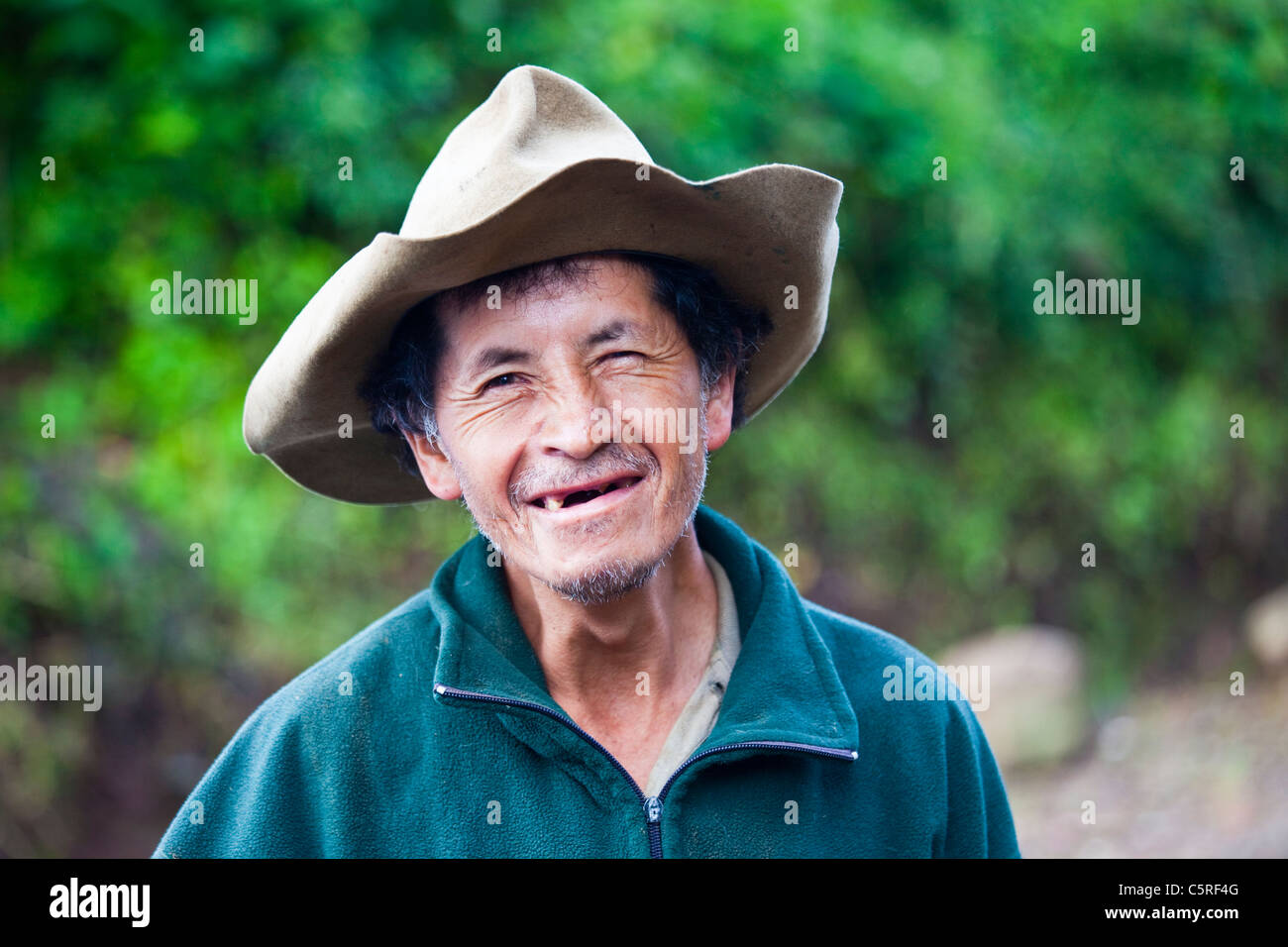 Toothless grin old man hi-res stock photography and images - Alamy