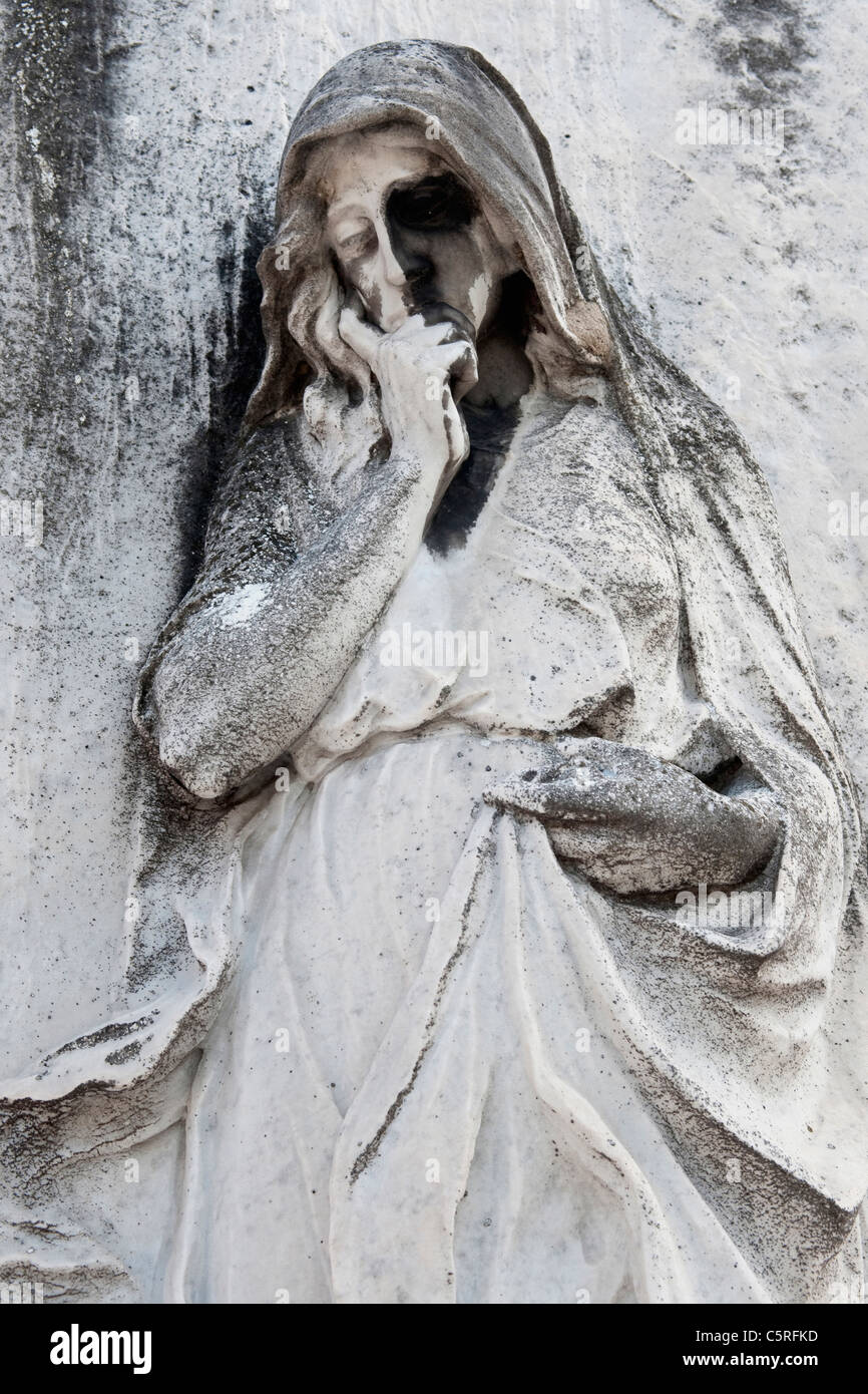 Female statue mourning hi-res stock photography and images - Alamy