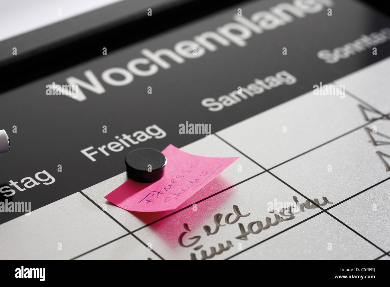 Week schedule plan with coloured Scratch pad, close-up Stock Photo - Alamy