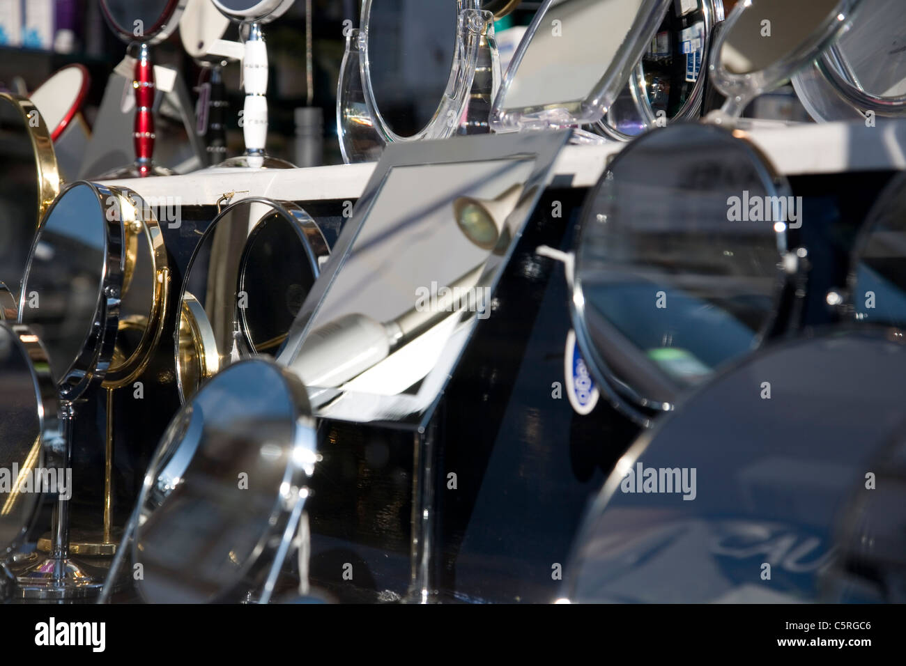 Shaving mirrors hi-res stock photography and images - Alamy