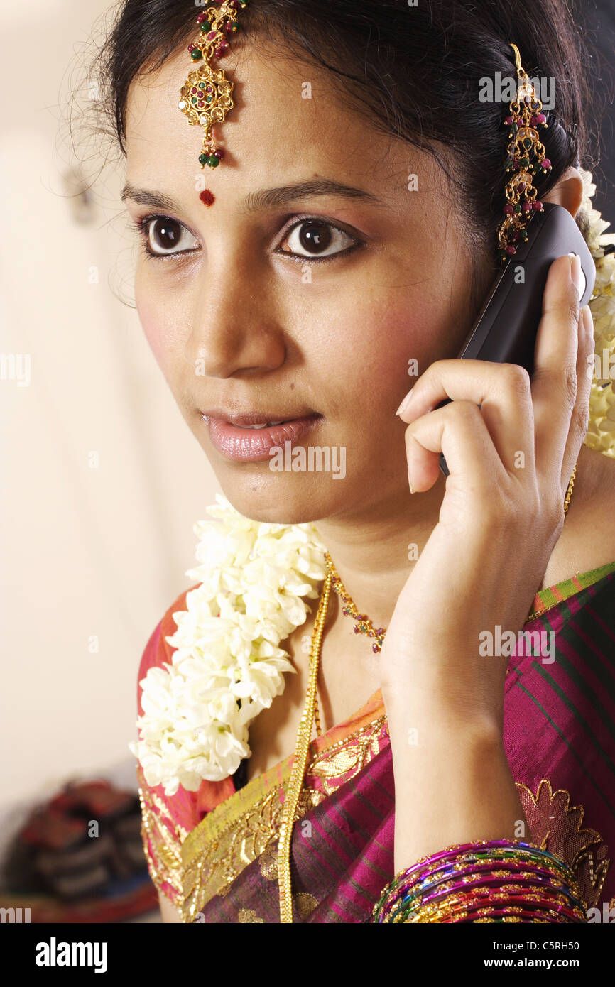 Indian traditional woman talking on a mobile phone Stock Photo - Alamy