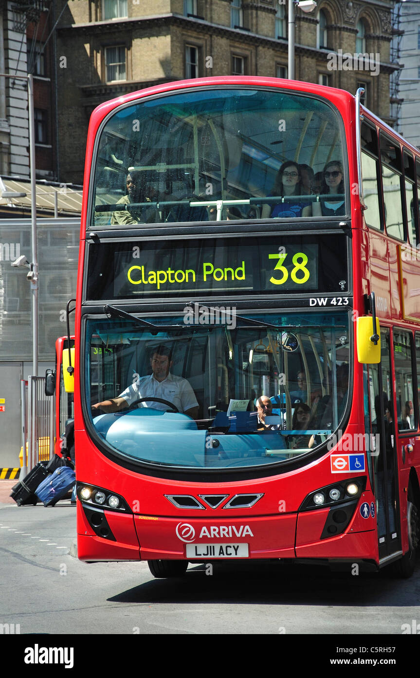 Bus to victoria station hi-res stock photography and images - Alamy