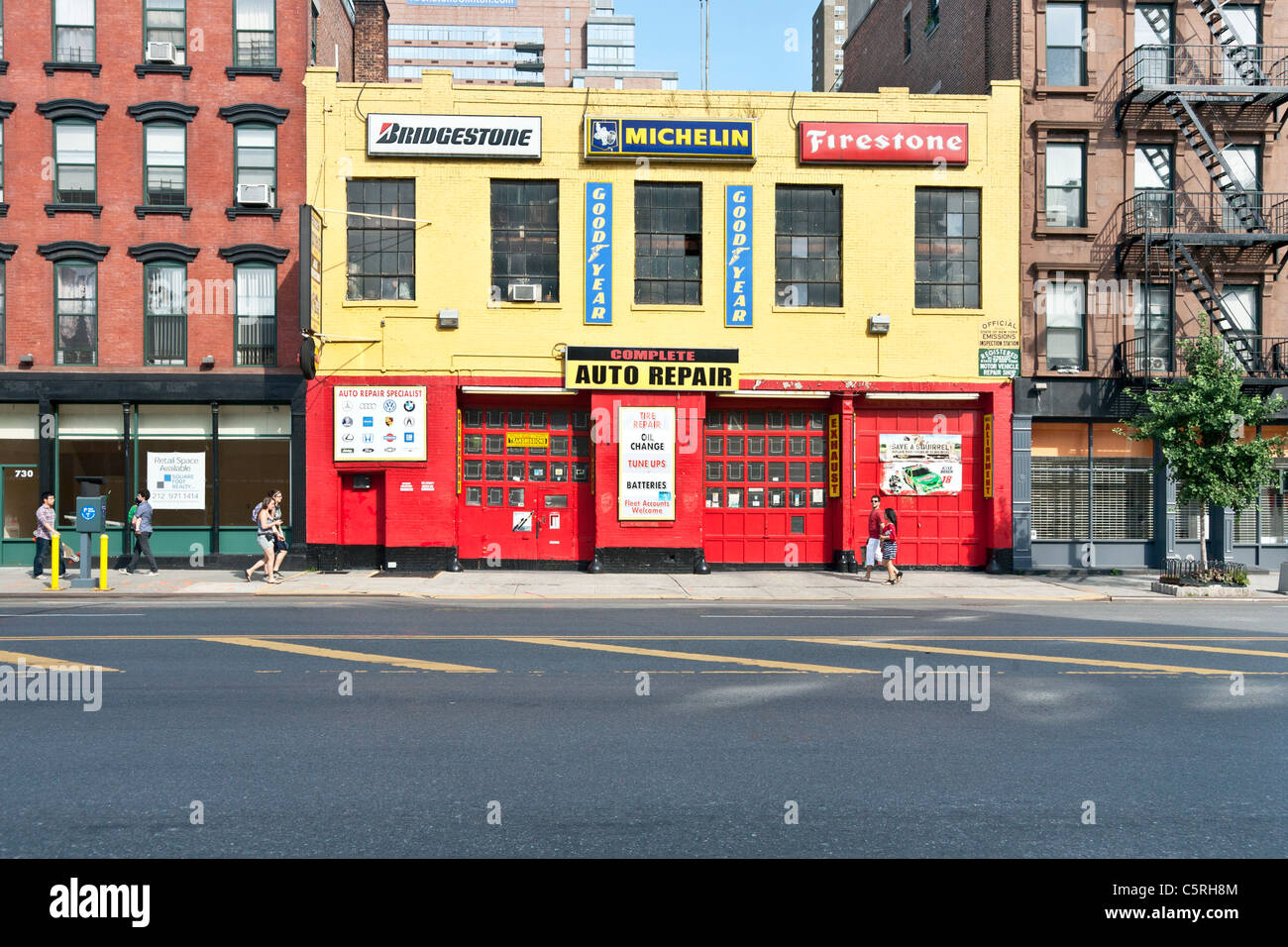 Pedestrians auto repair shop hi-res stock photography and images - Alamy