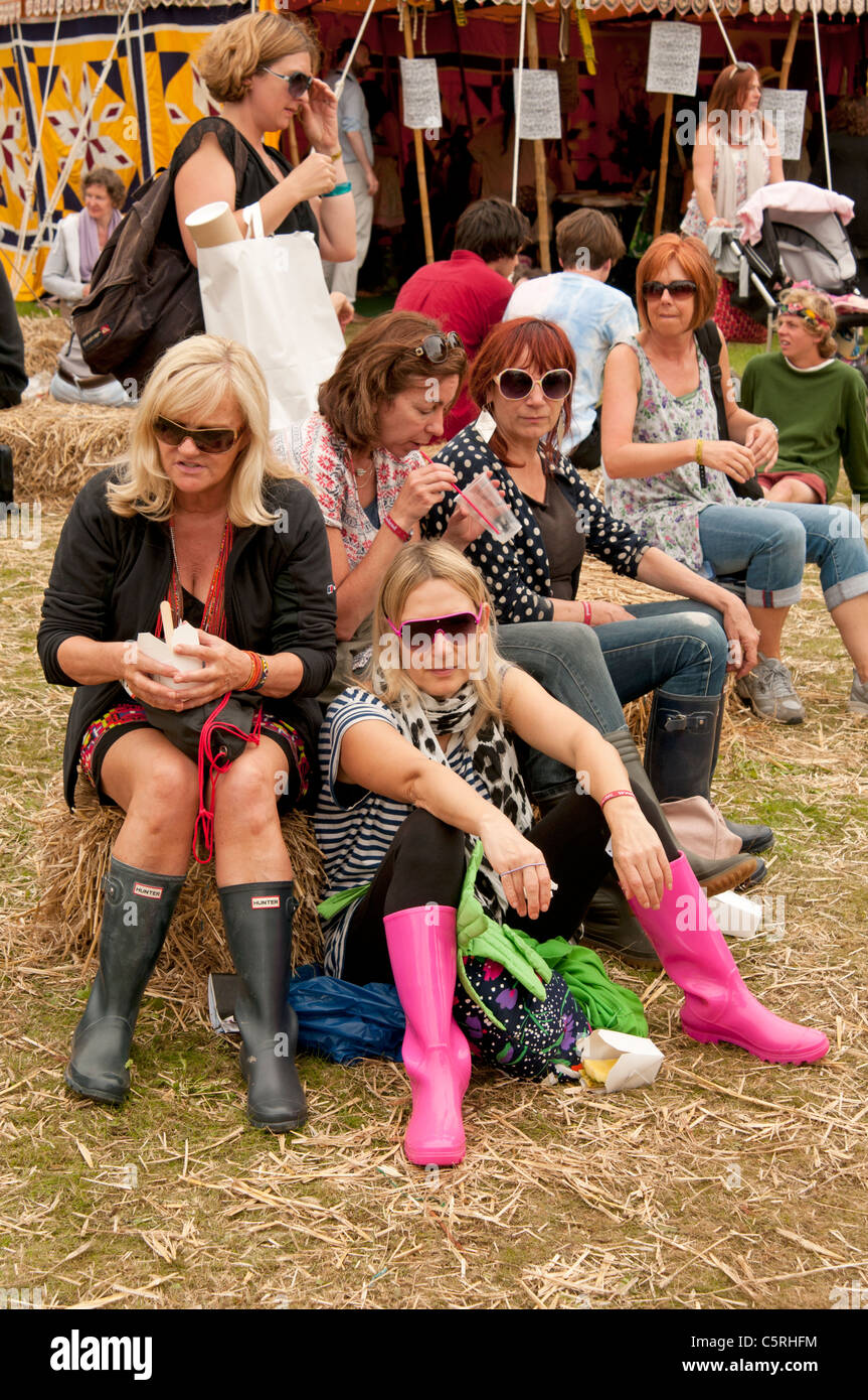 Festival girls hi-res stock photography and images - Alamy