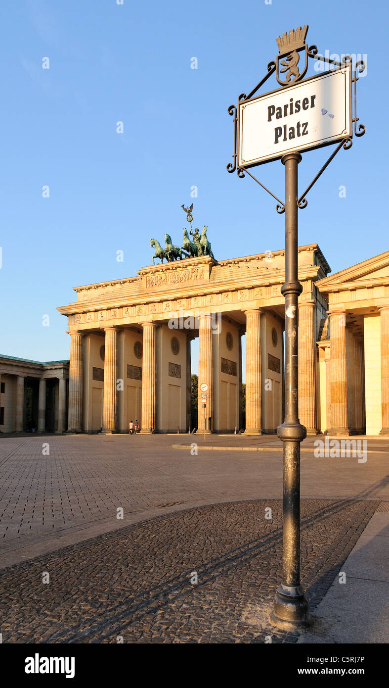 Pariser platz square hi-res stock photography and images - Alamy