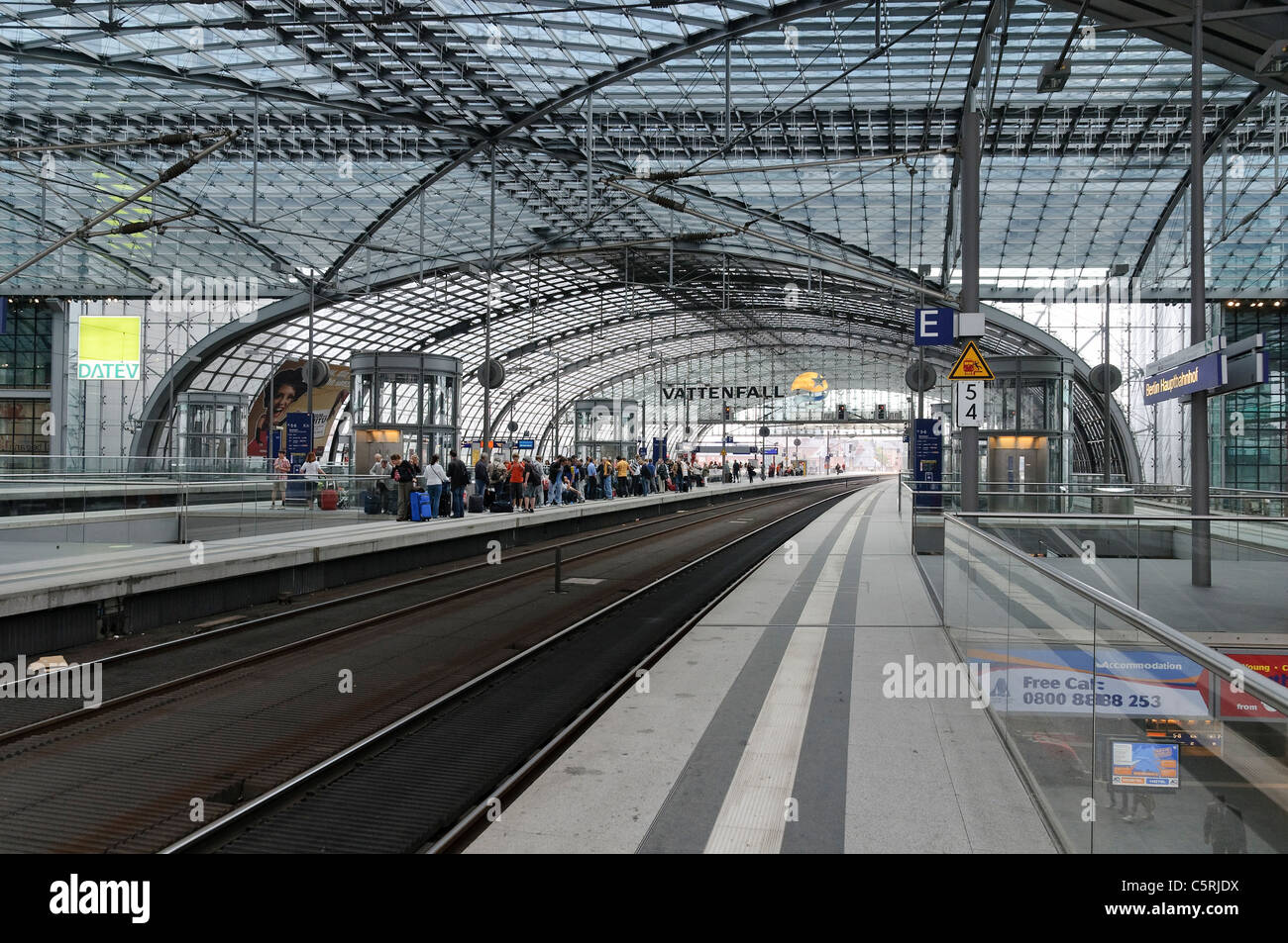 Station roof of berlin main station hi-res stock photography and images ...