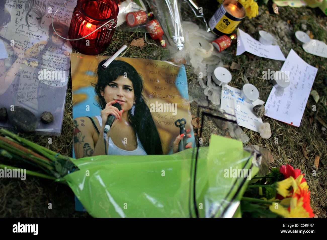 Amy winehouse death hi-res stock photography and images - Alamy