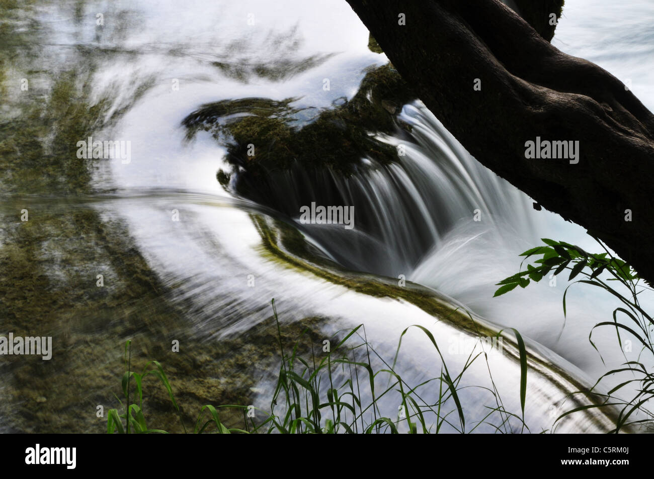 Flowing water with a still focus Stock Photo - Alamy