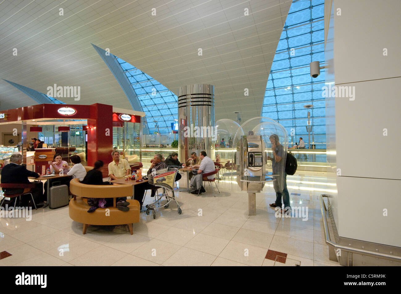 Dubai international airport terminal 3 hi-res stock photography and ...