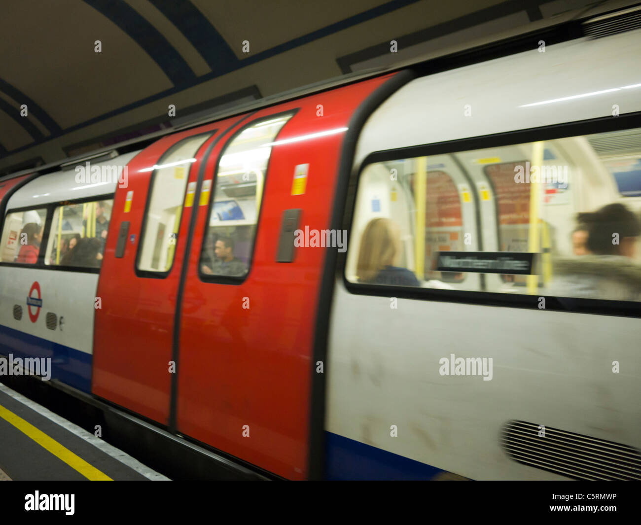 London tube train platform hi-res stock photography and images - Alamy