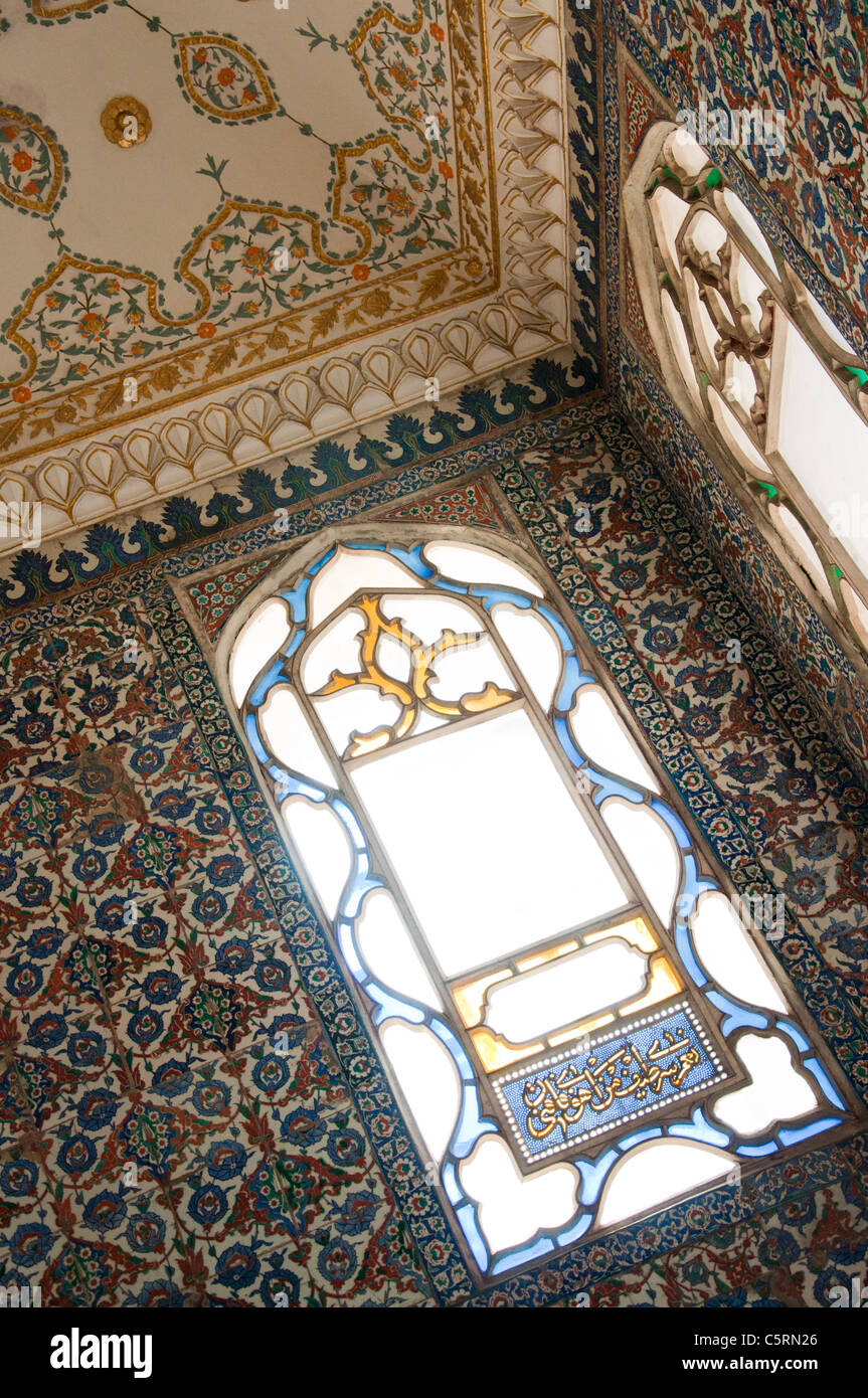 Islamic tiles hi-res stock photography and images - Alamy