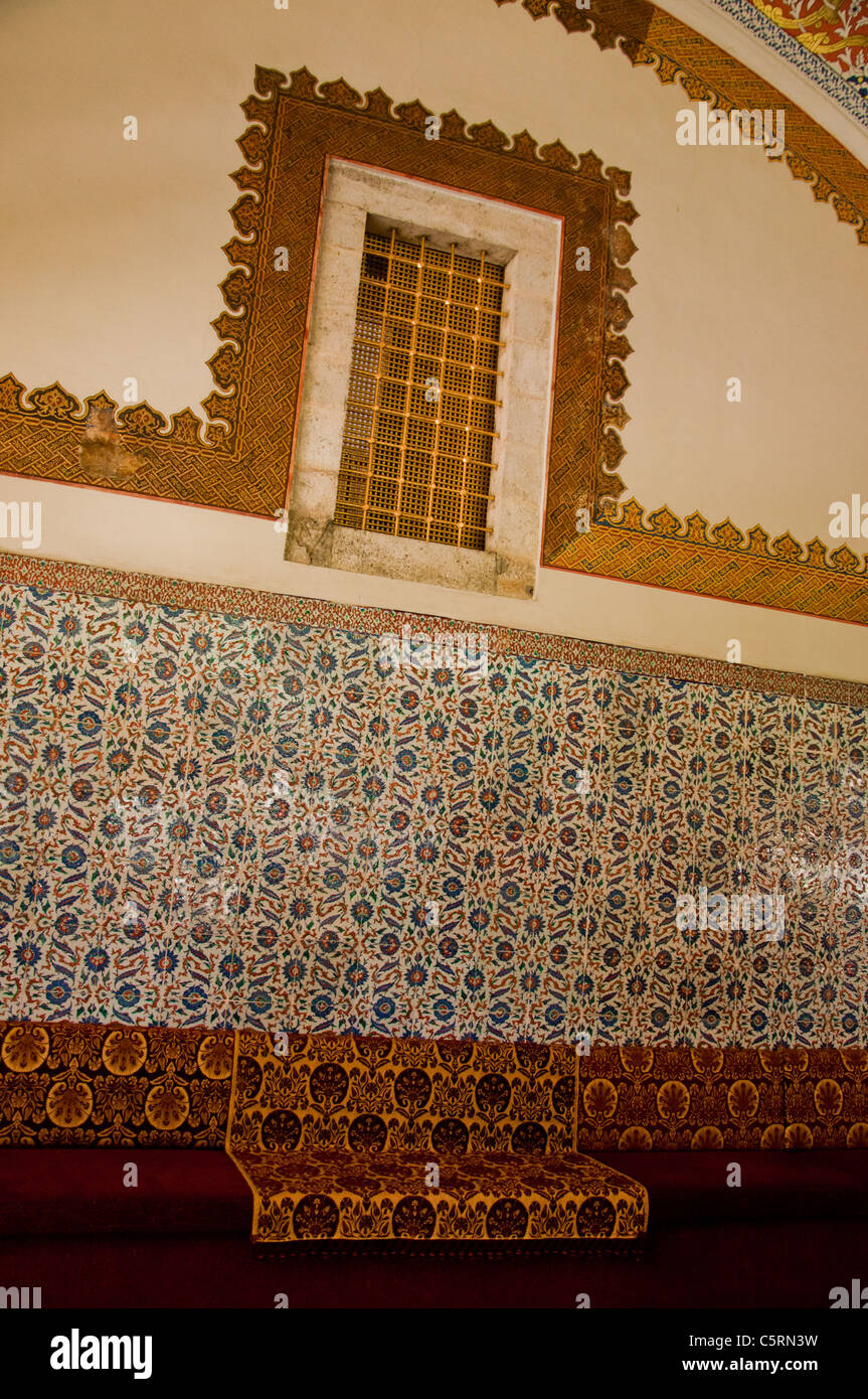 Sultan's hidden chamber above the prime minister's chair, Topkapi ...
