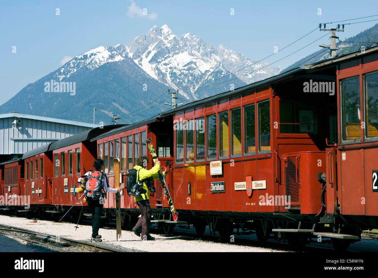 Snow on platform hi-res stock photography and images - Alamy
