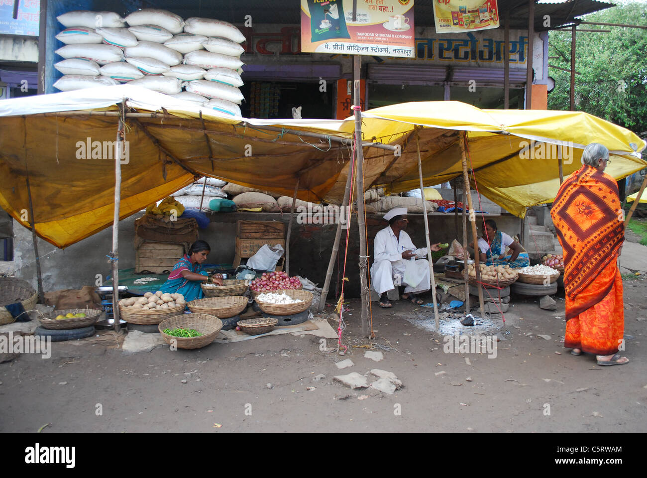 Open market shop hi-res stock photography and images - Alamy