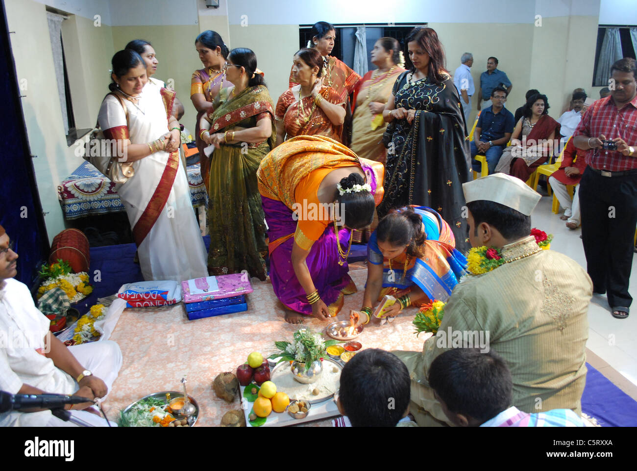 Group ceremony hi-res stock photography and images - Alamy
