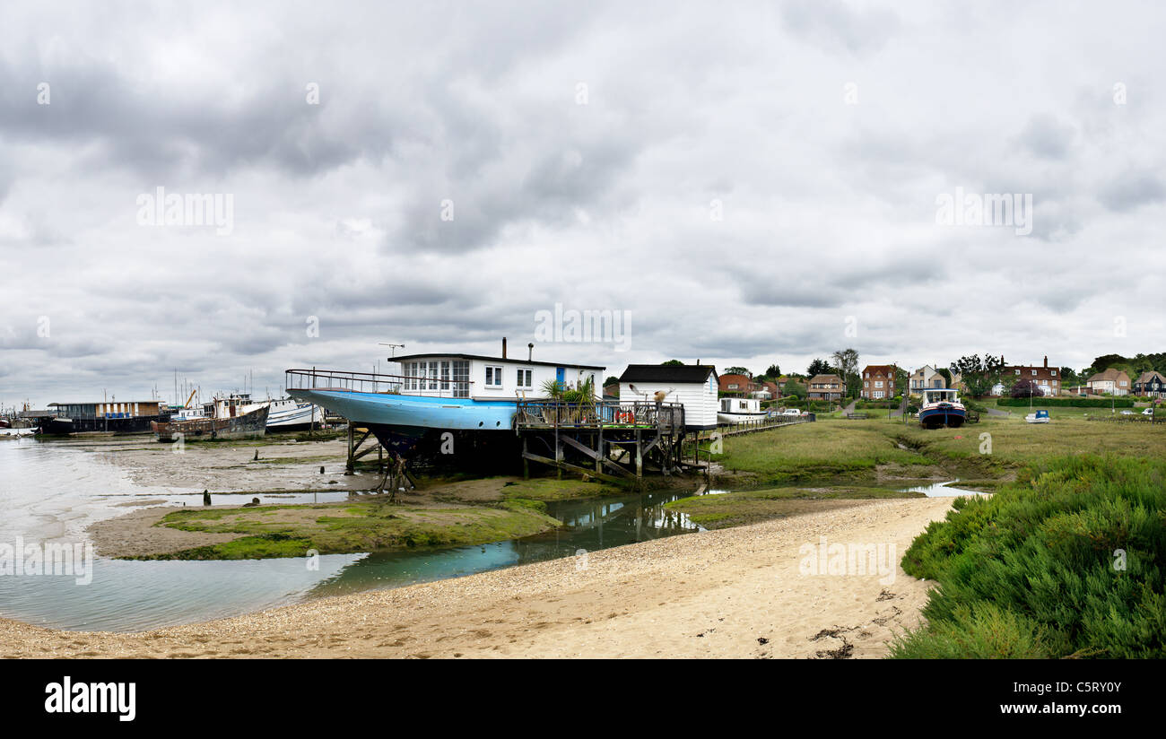 Low tide houseboats hi-res stock photography and images - Alamy
