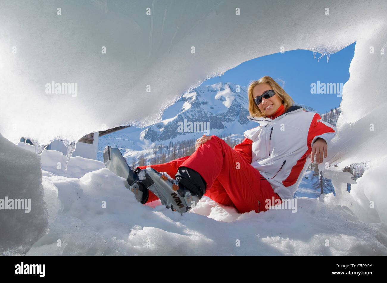 Austria, Salzburger Land, Altenmarkt- Zauchensee, Young woman sitting ...