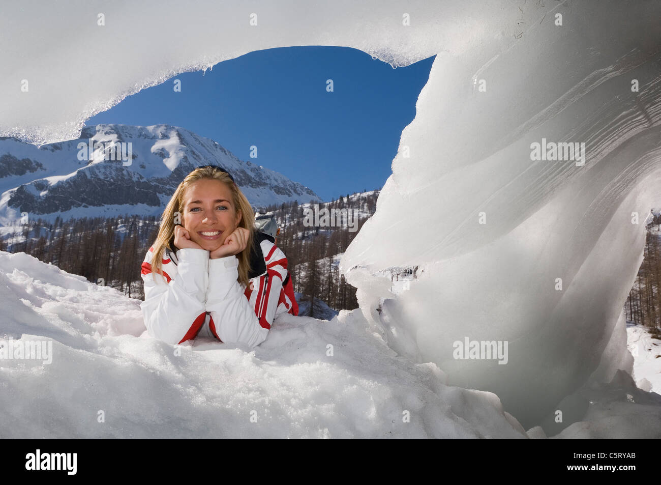 Austria, Salzburger Land, Altenmarkt- Zauchensee, Young woman in snow ...