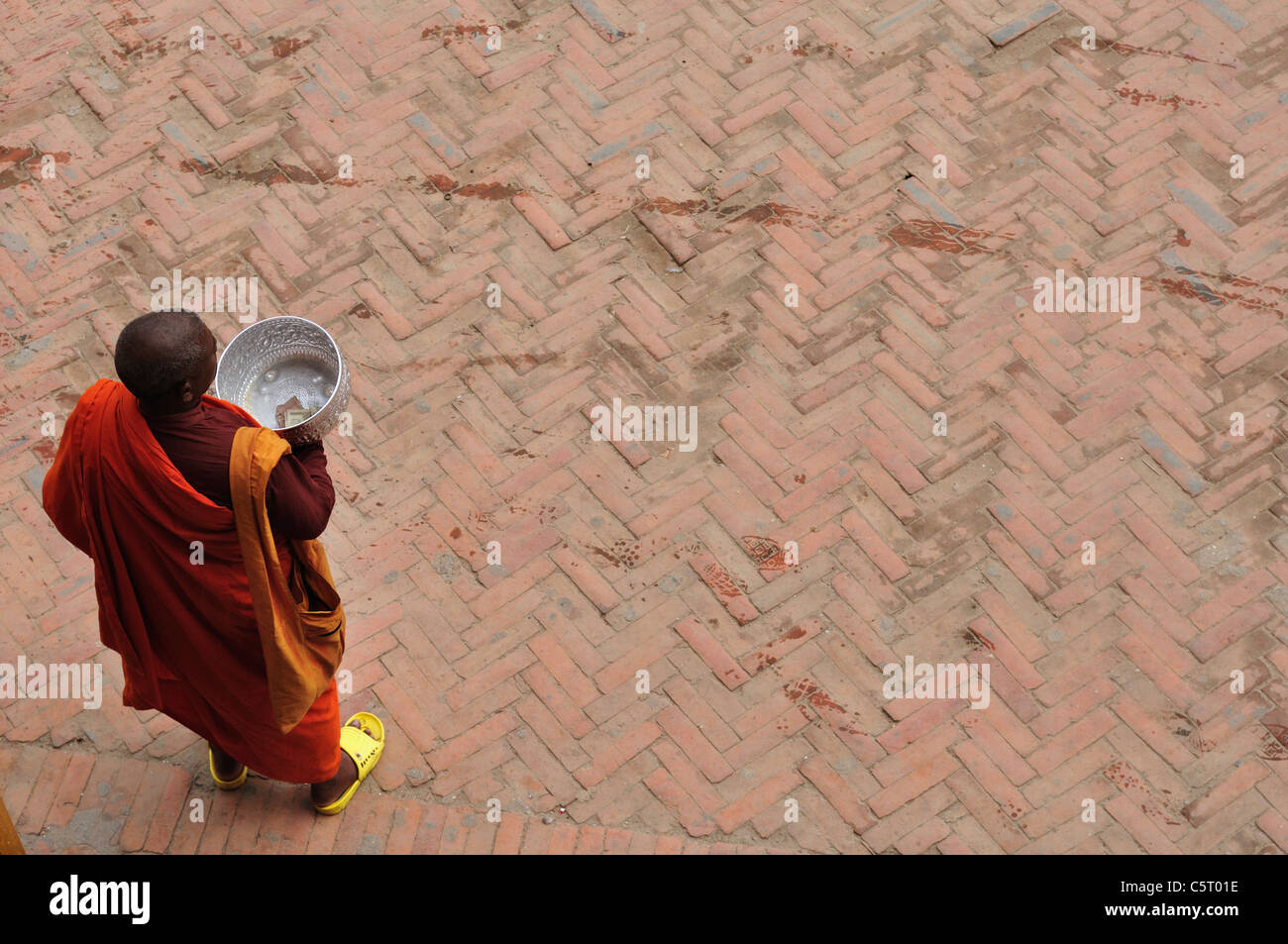 Nepal, Bagmati, Boudhanath, Monk begging for alms Stock Photo - Alamy