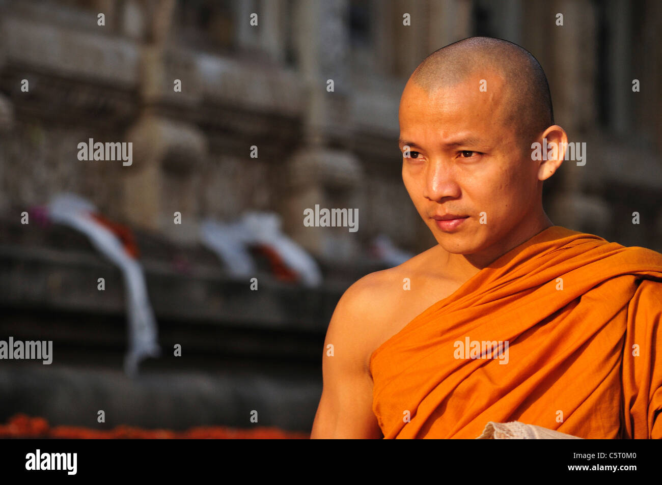 India, Bihar, Bodhgaya, Buddhist monk at Mahabodhi Temple Stock Photo ...