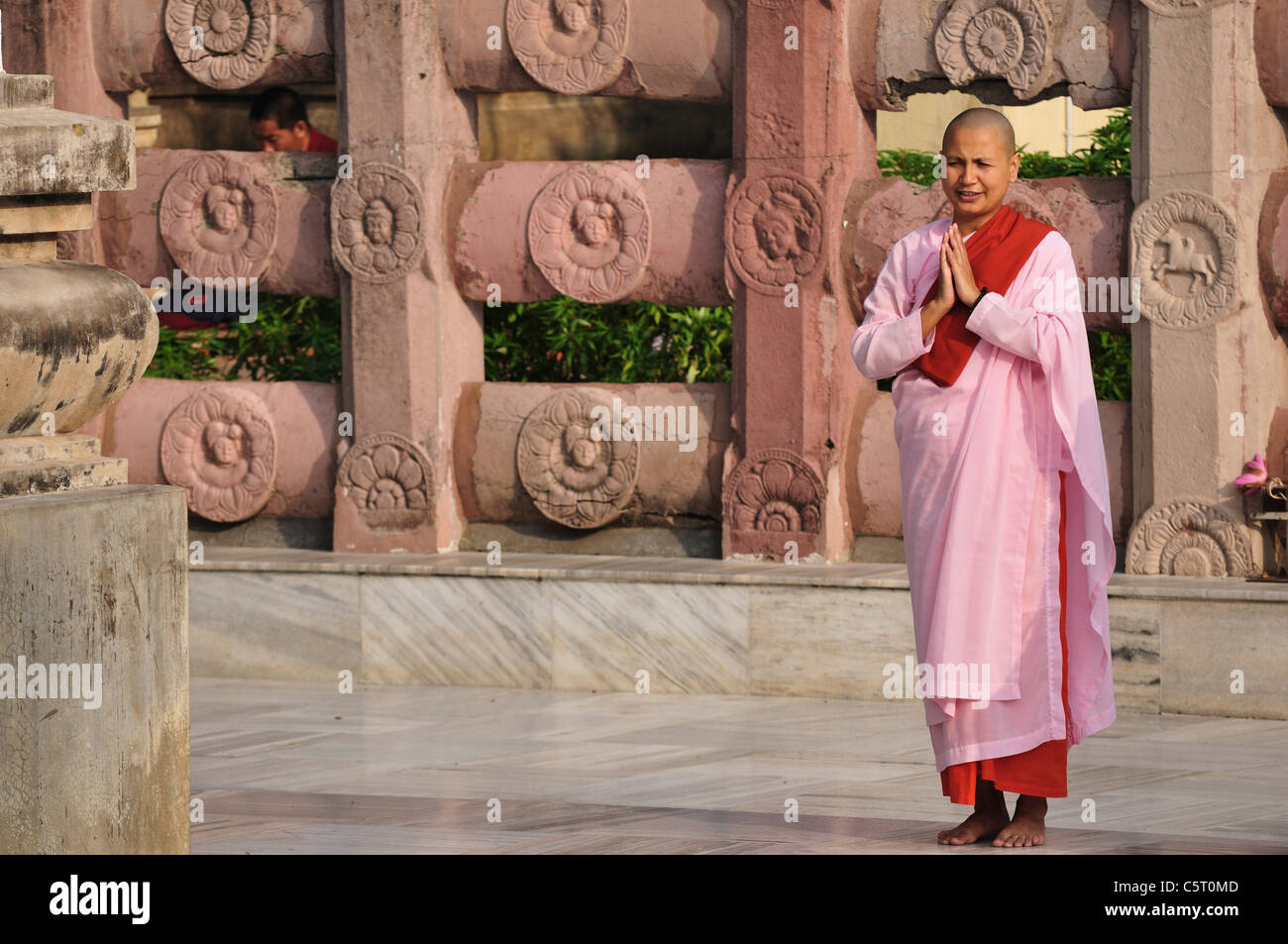 India, Bihar, Bodhgaya, Female monk praying at Mahabodhi Temple Stock ...