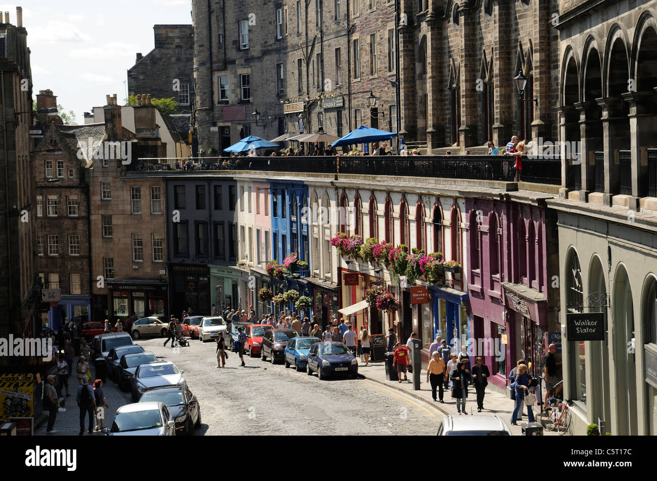 Street crowd edinburgh shop hi-res stock photography and images - Alamy