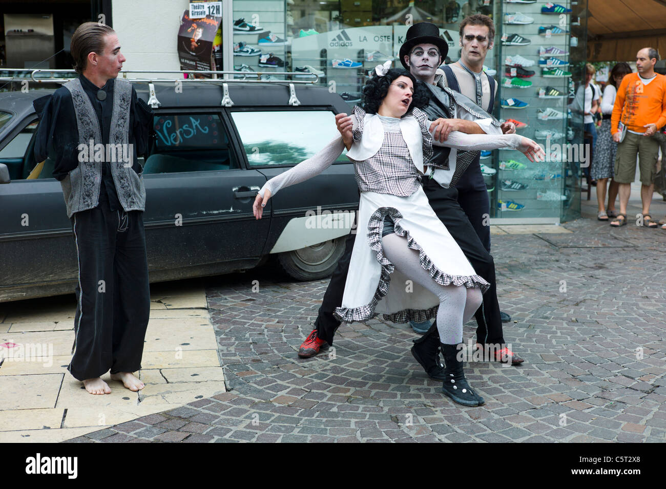 Street actors hi-res stock photography and images - Alamy