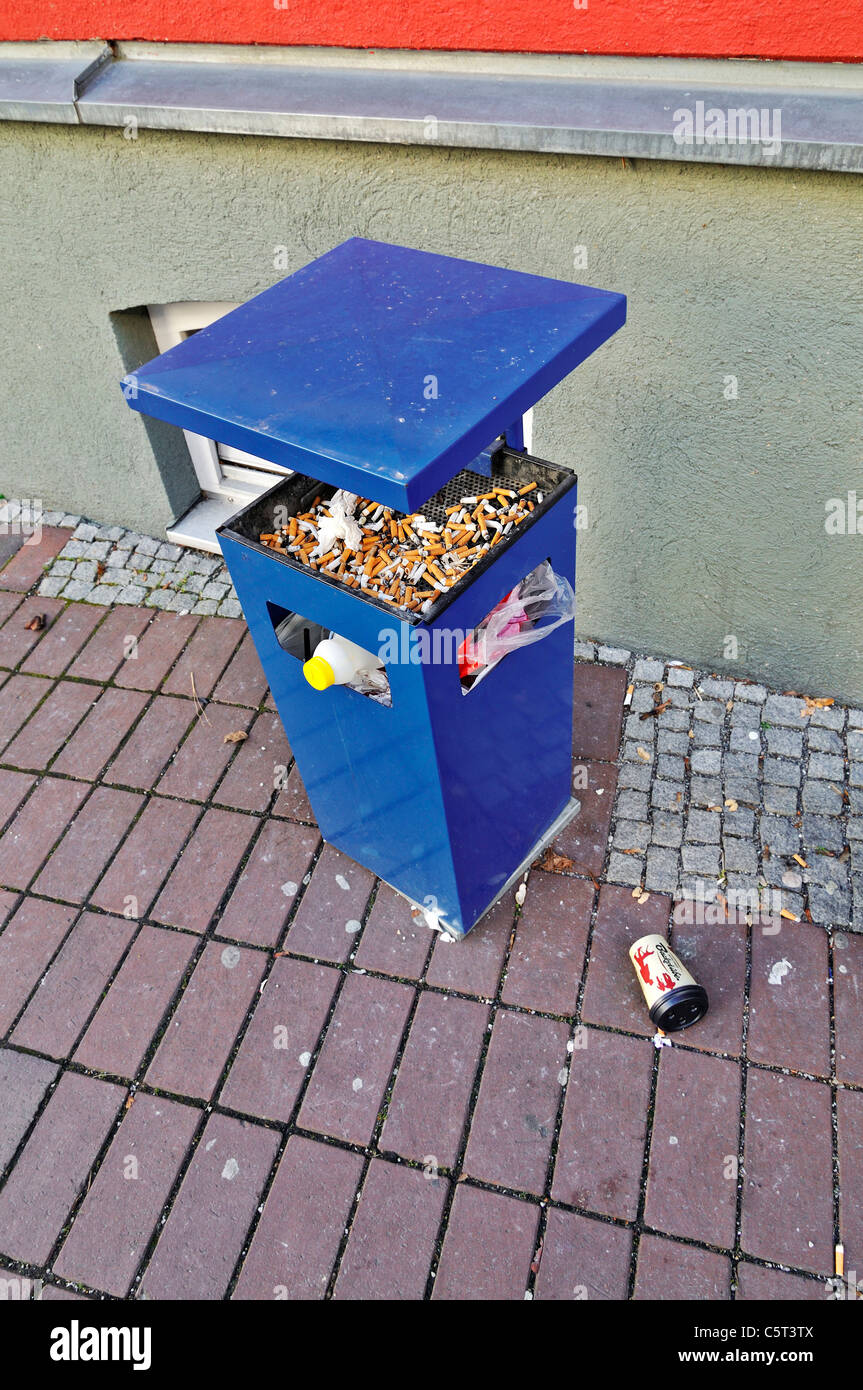 Messy ashtray hi-res stock photography and images - Alamy