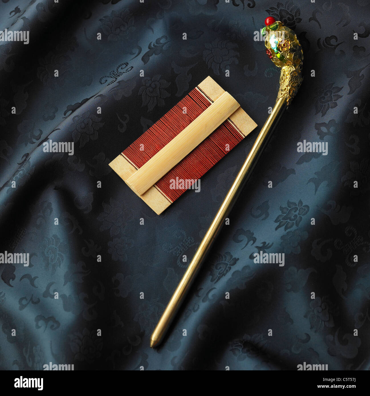 Korean traditional comb and hair pin Stock Photo - Alamy