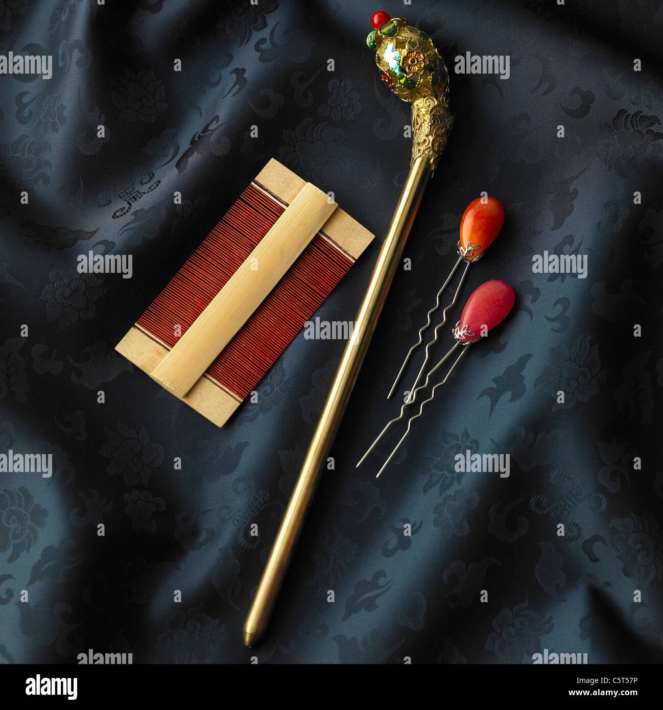 Korean traditional comb and hair pin Stock Photo - Alamy